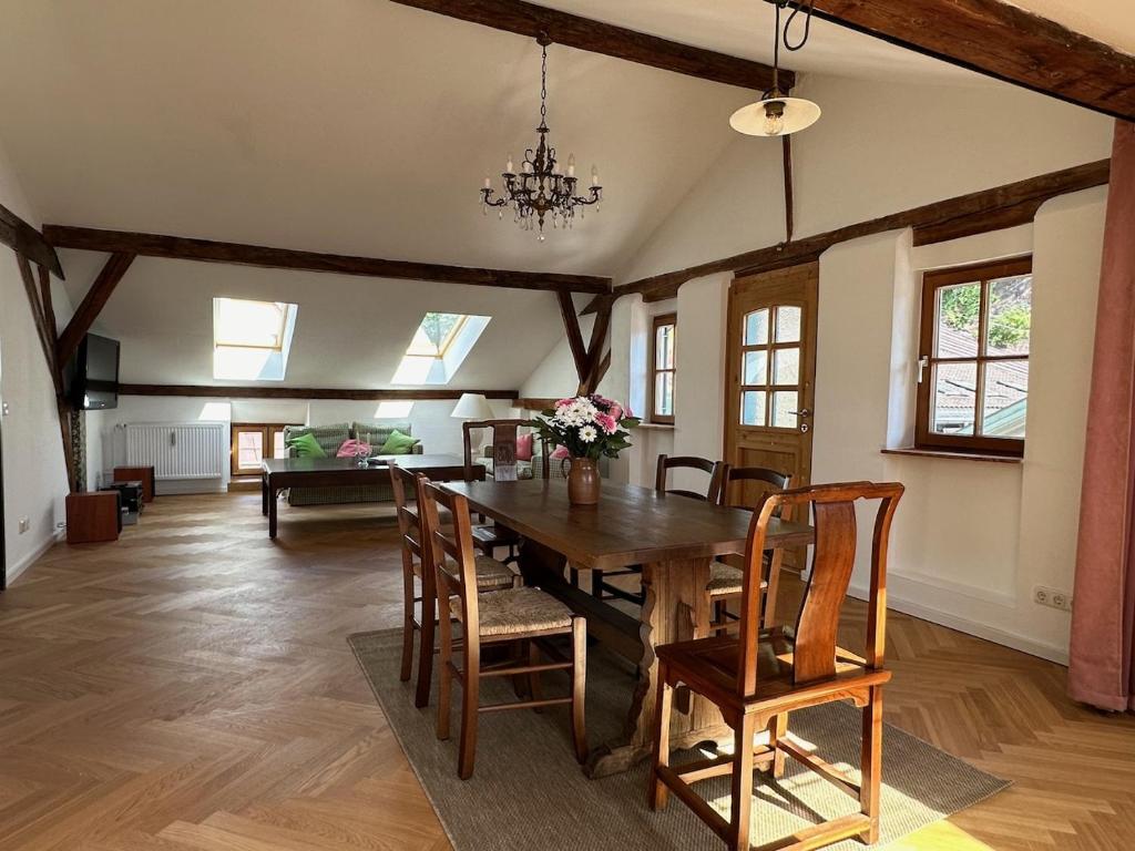 Am historischen Marktplatz, Neubeuern (updated prices 2026)