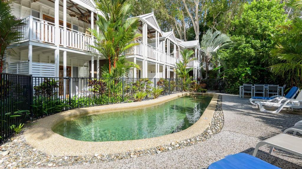 Craven Cottage at Full Moon Terraces - Tropical Queenslander Townhouse ...