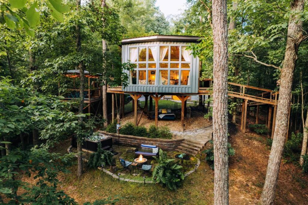 One-of-a-Kind Romantic Treehouse! Hot Tub & Jukebox, 1hr to Nashville ...