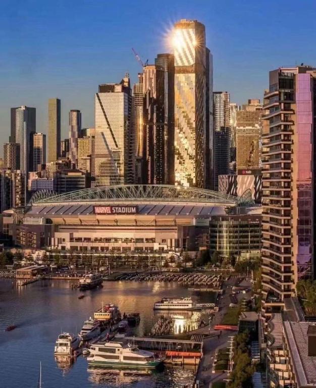 Wsp 2Br +balcony/free parking /heated pool/sauna/gym, Melbourne ...