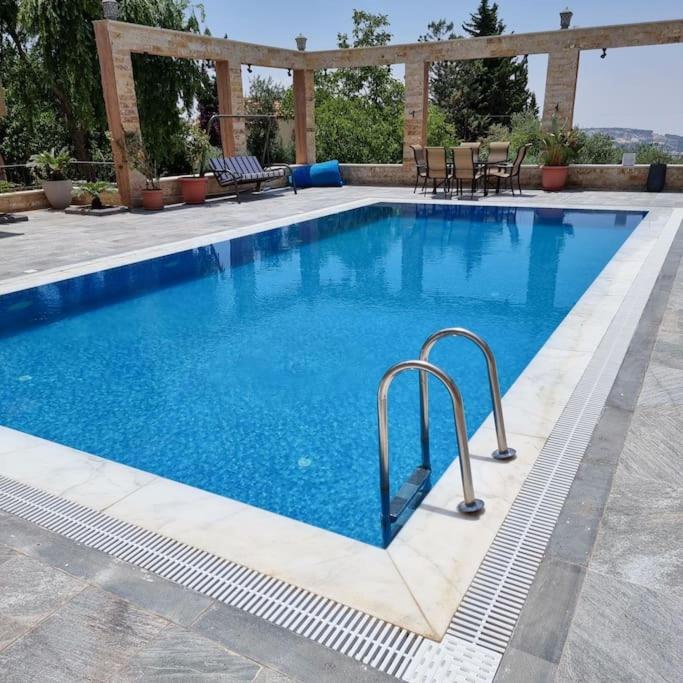 Spacious 8-BR Farmhouse with Pool in Amman, Jordan, Amman (updated ...