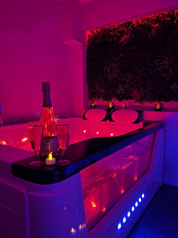 Love room: Aux plaisirs des sens jacuzzi privé, Barr (updated prices 2026)