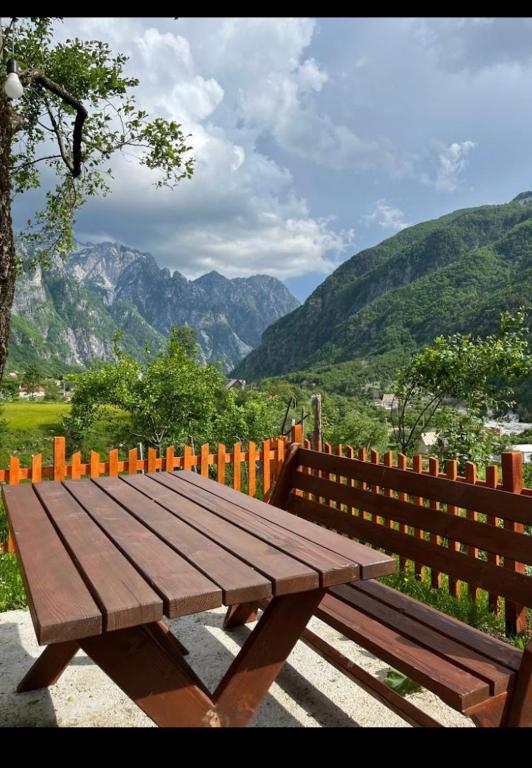 Bujtina Pllumi Theth, Theth (precios actualizados 2025)