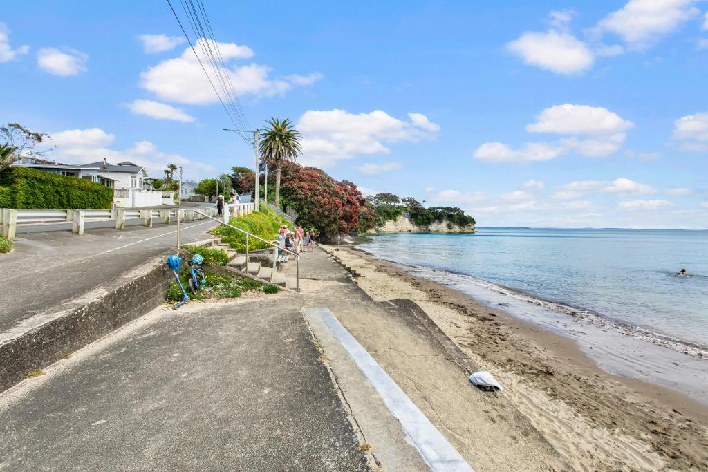 Seaside Escape is close to the beach, Auckland (updated prices 2025)
