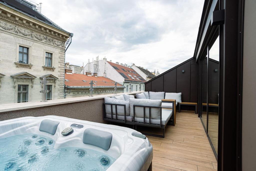 Designer City Oasis 5 star Location Hot Tub View, Budapest (updated ...