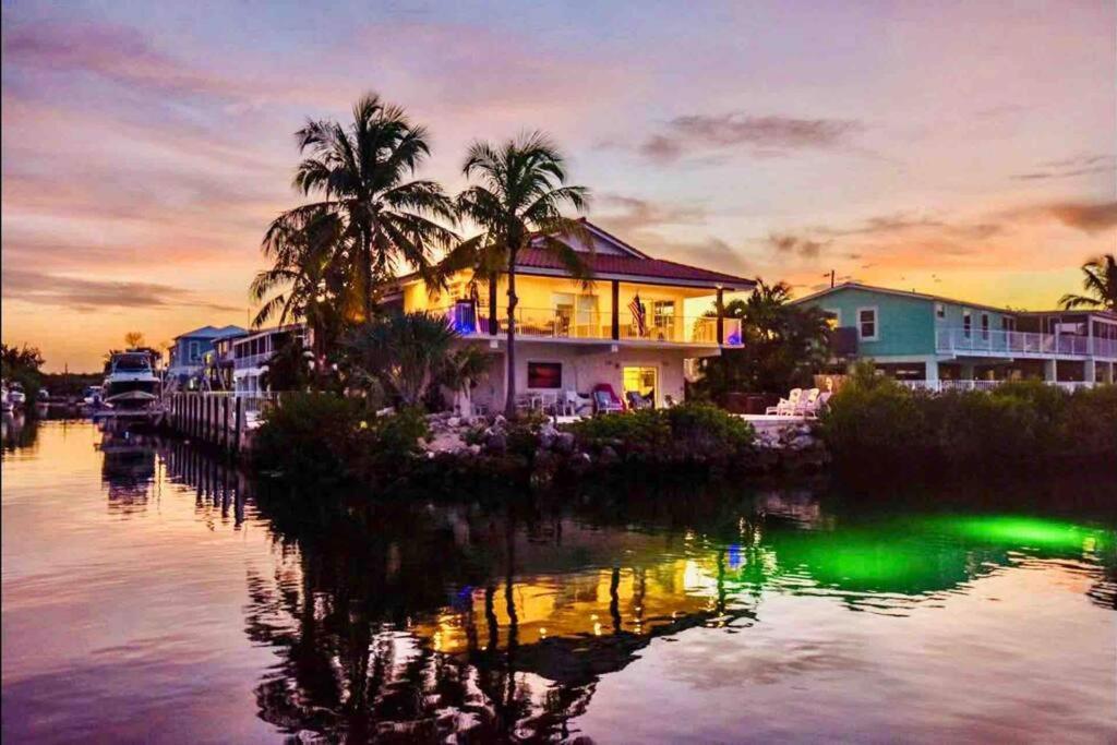 BEAUTIFUL WATER VIEW POOL GYM Room Private Dock, Marathon (updated ...