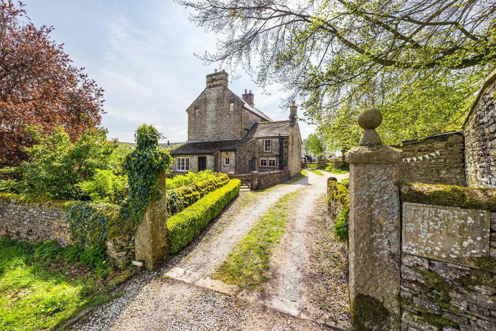Grade II Listed Peak District Property, Foolow (updated prices 2026)