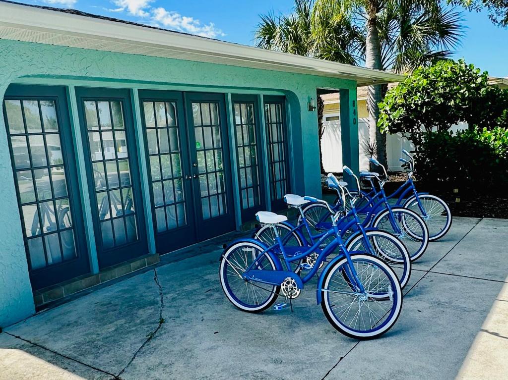 Serene Naples Cottage-Bike or Walk to Vanderbilt beach,10-person Hottub ...