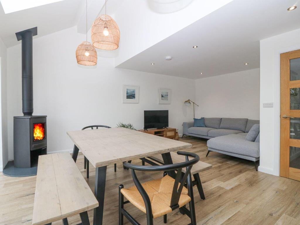 11 Capel Farm, Holyhead (updated prices 2026)