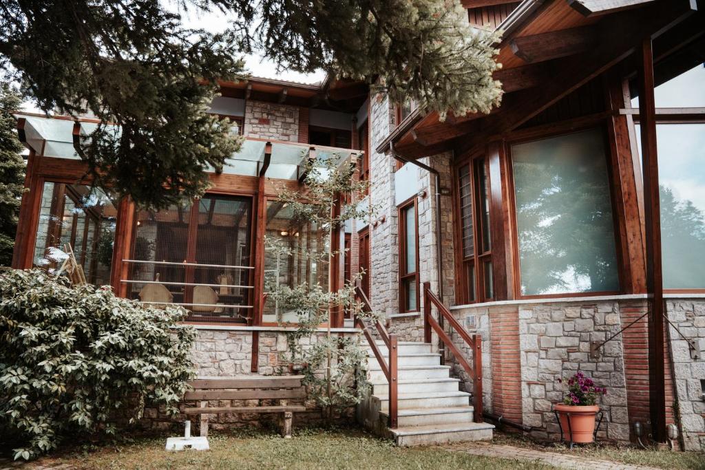 Pavliani Cliffside Retreat, Pávliani (updated prices 2025)