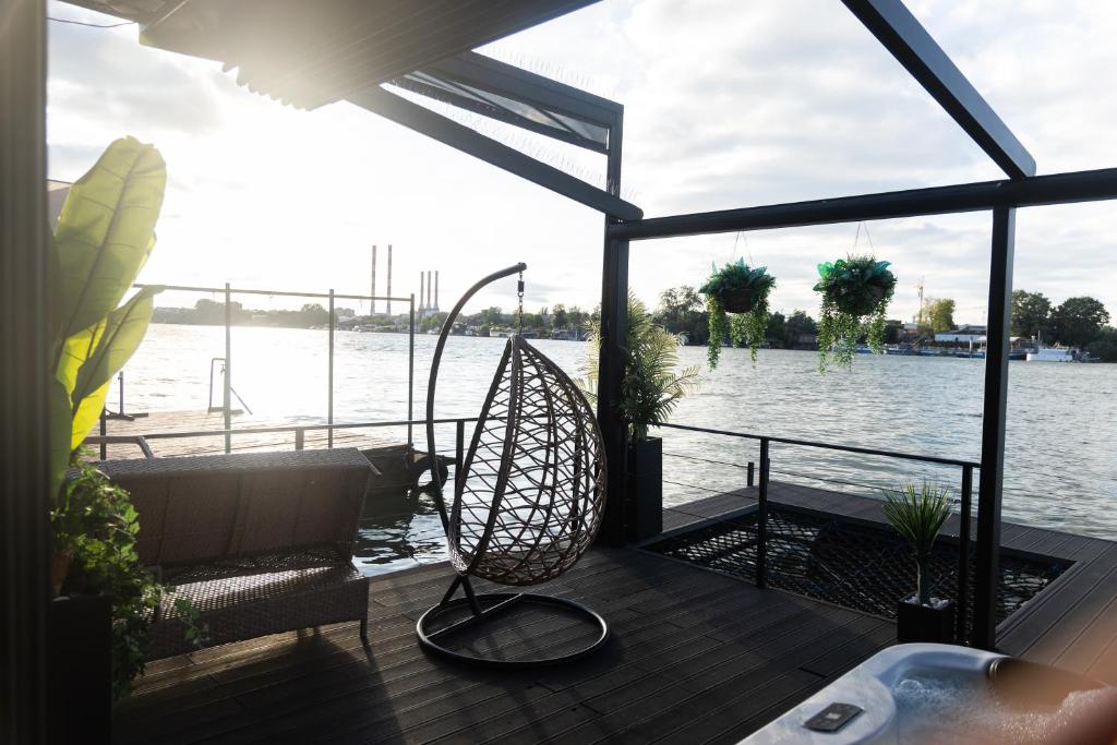 ADA MOMENT Splav- kuca na reci Beograd- Floating House on SAVA RIVER ...