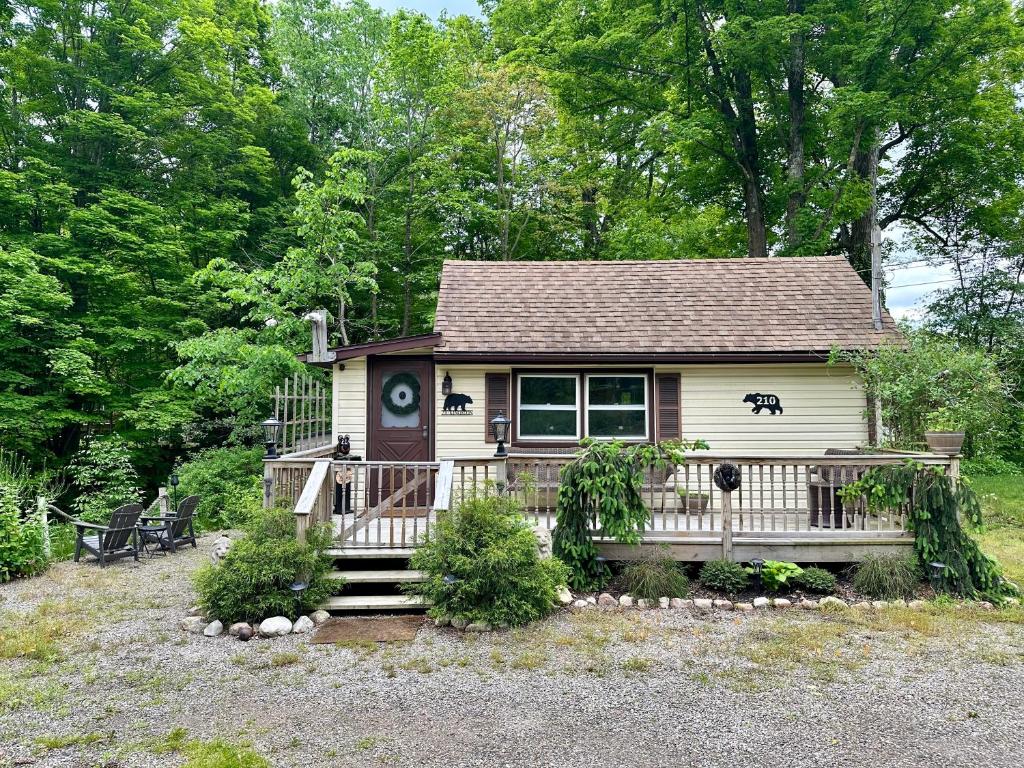 Escape to a Streamside Cabin in the Lower Catskills, Wurtsboro (updated prices 2026)