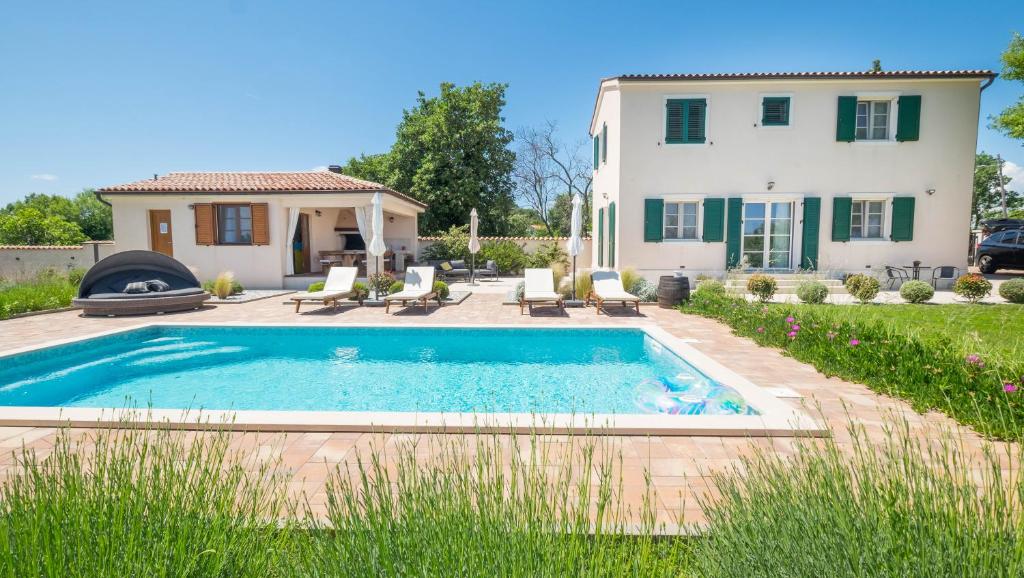 Anima Calma Filipana- family villa surrounded with vineyards and olive ...