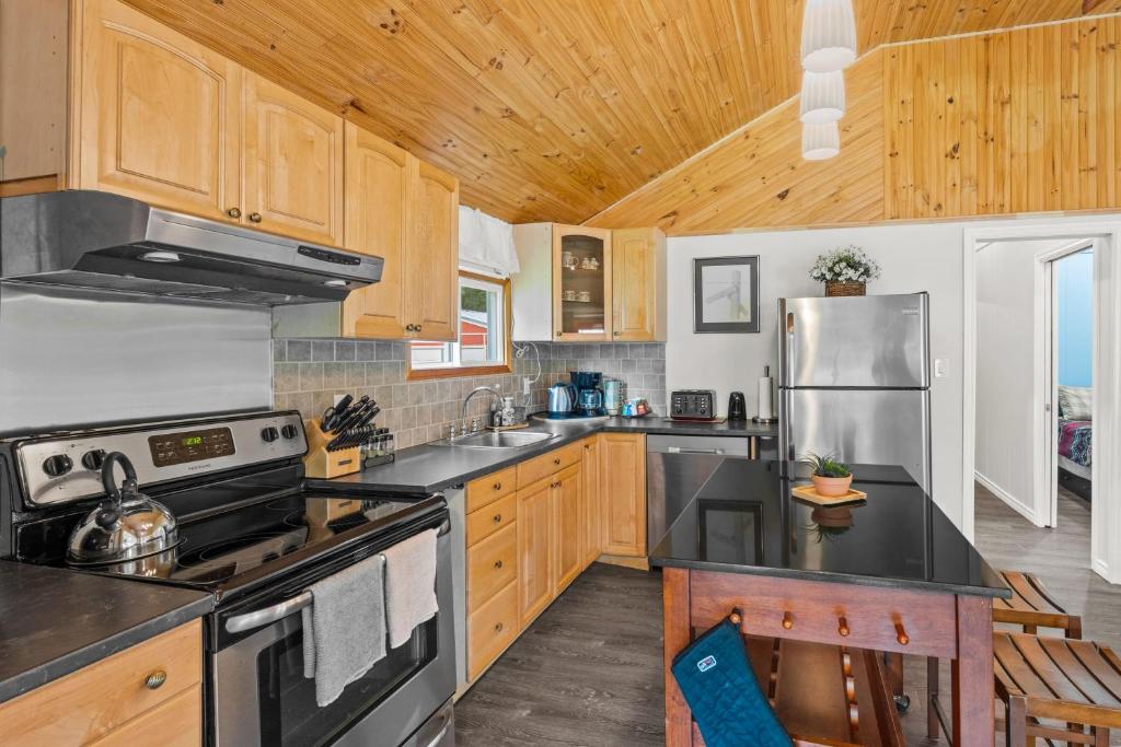 Luxury 3BR Cabin with Patio FirePit and BBQ, Delta (updated prices 2025)