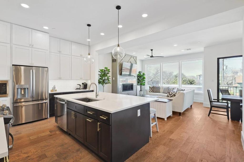3-BD Luxury Living w Rooftop Garden Views, Dallas (updated prices 2025)