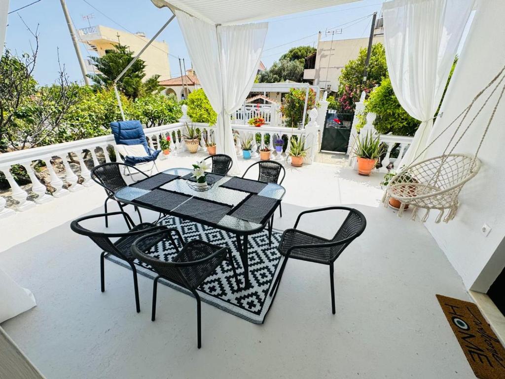 House with Garden in Loutsa（アルテミダ）：（最新料金：2024年）