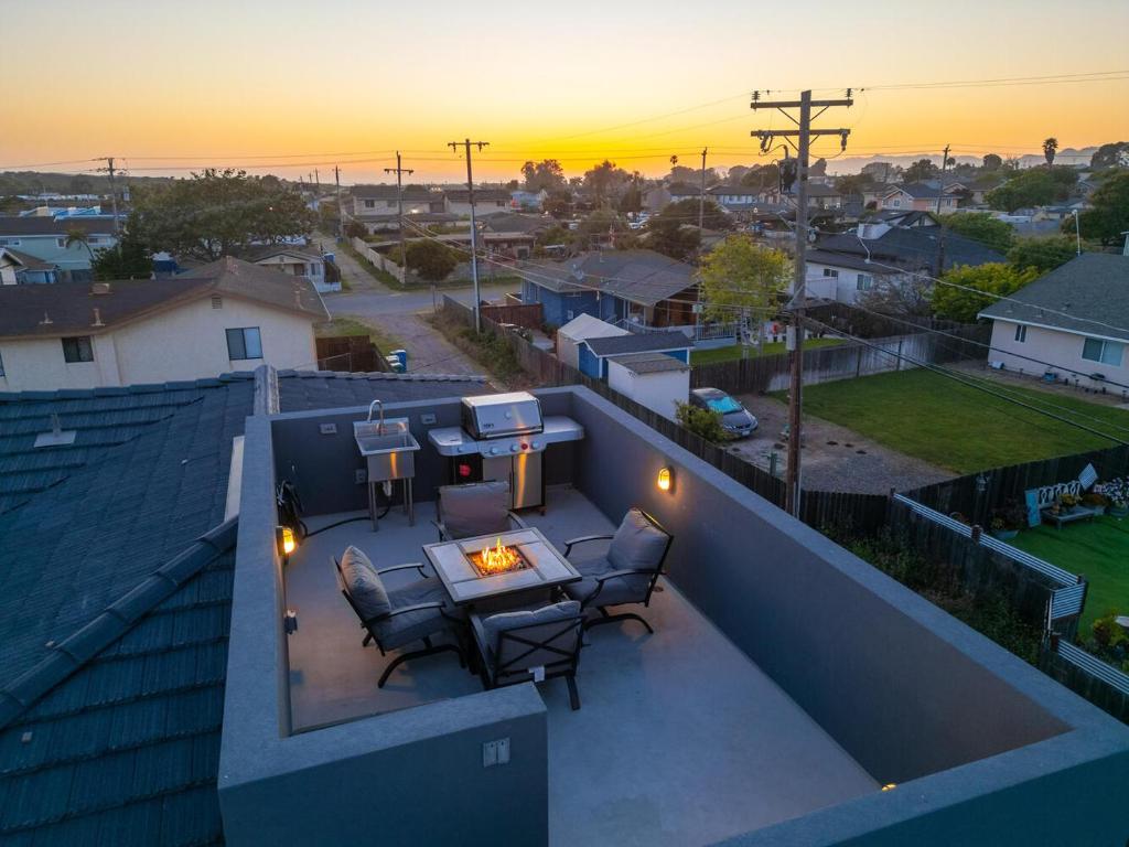 NEW Home Close to Oceano Dunes! Rooftop Deck! Sleeps 11!, Oceano ...