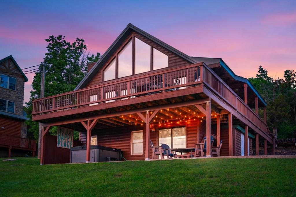 Above It All Getaway Luxurious Cabin by the Lake, Branson West (updated ...