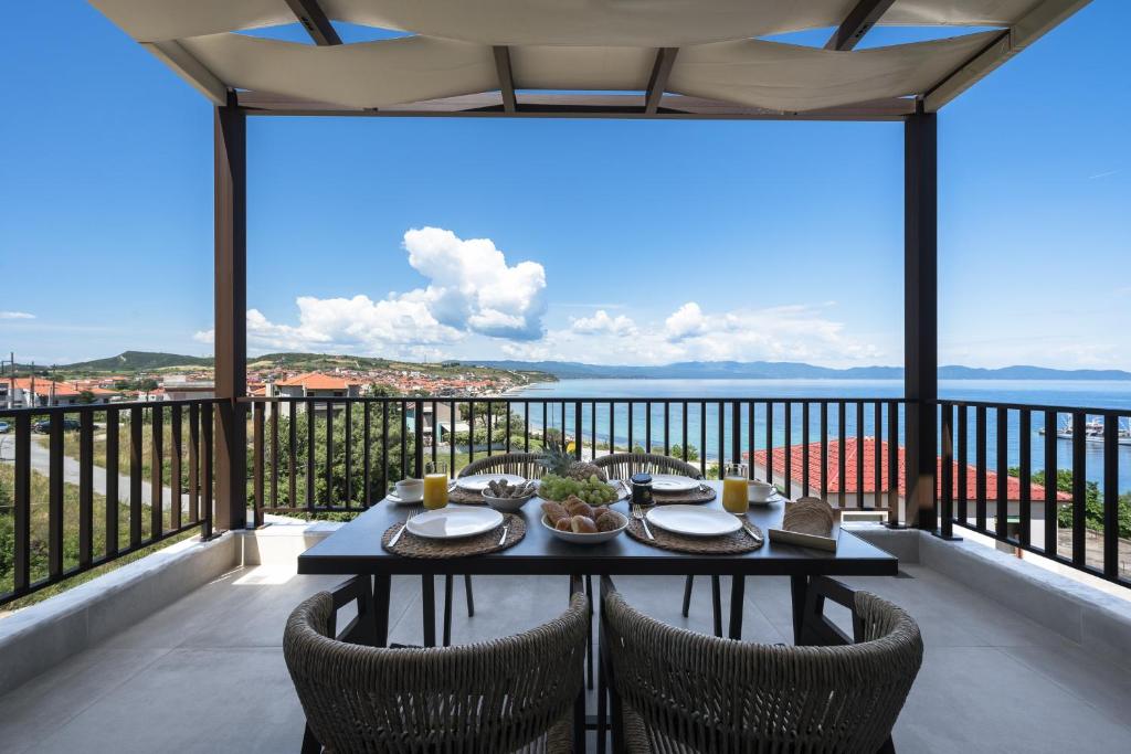 Blue Whisper Luxury Living Suites, Nea Roda (updated prices 2025)