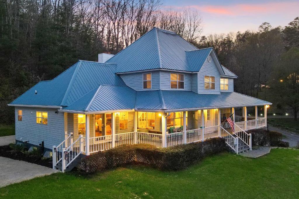 Spacious Murphy Home with Game Room and Fire Pit!, Murphy (updated ...
