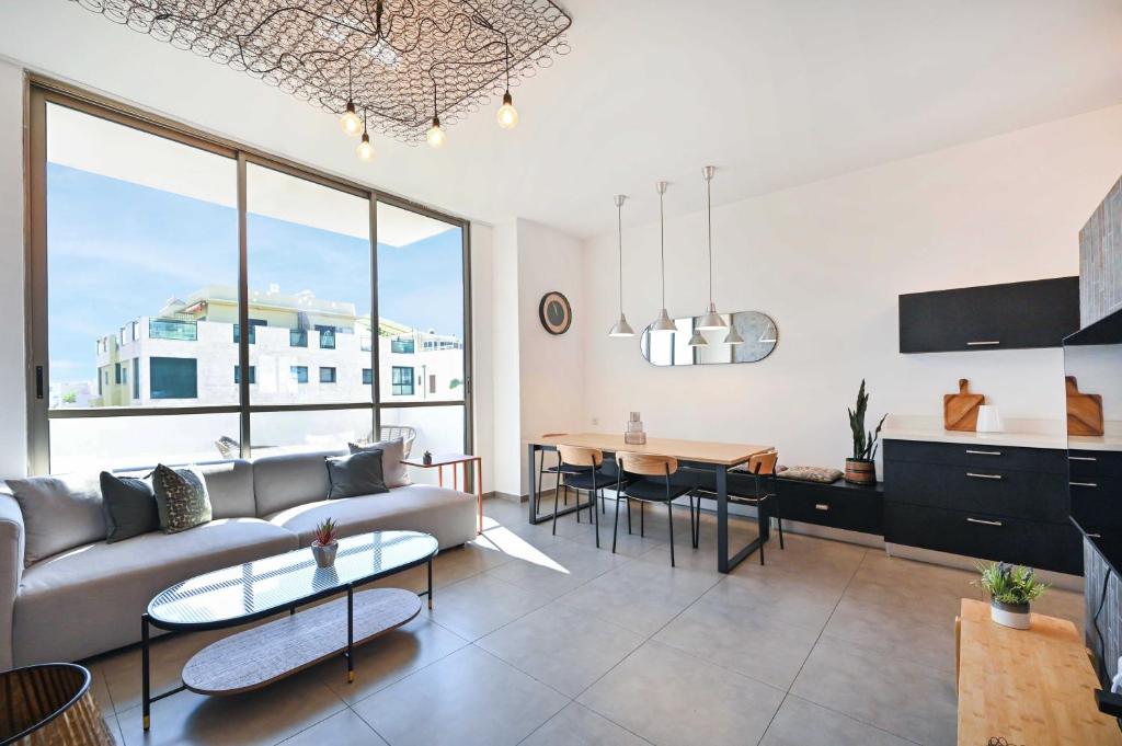 Cosy 2BR next to Gordon Beach by Holyguest, Tel Aviv (updated prices 2024)