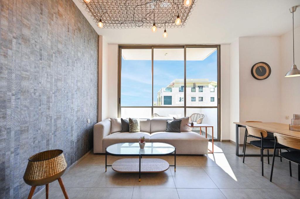 Cosy 2BR next to Gordon Beach by Holyguest, Tel Aviv (updated prices 2026)