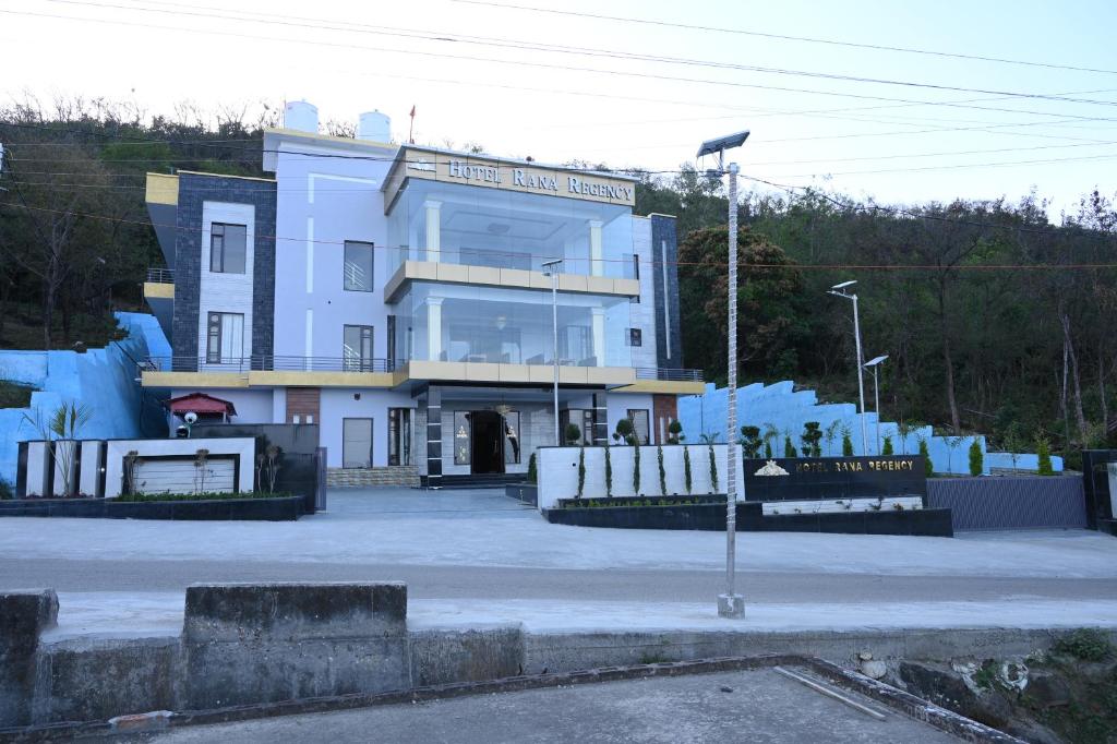 Hotel Rana Regency, Nādaun (precios actualizados 2025)