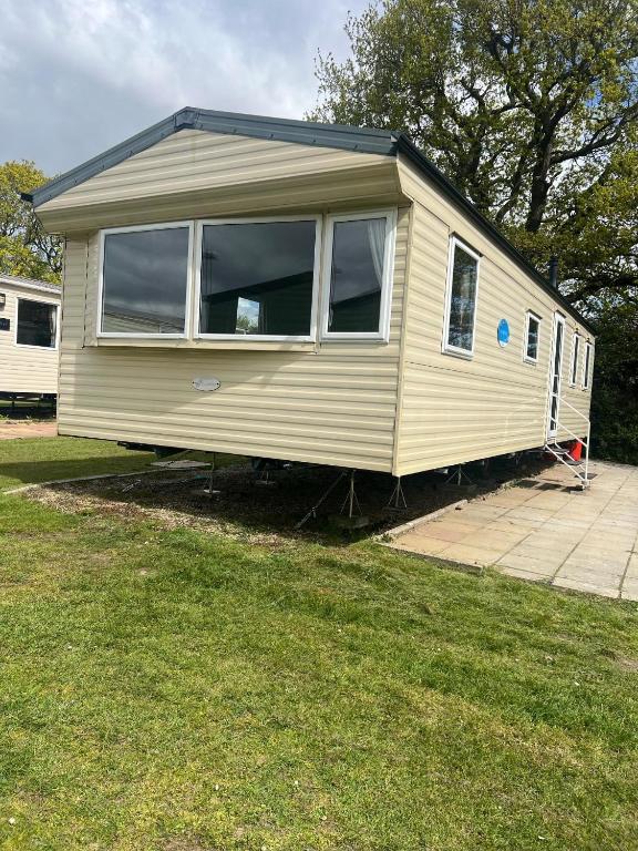 Cosy 8 Berth Caravan At Valley Farm Holiday Park In Essex Ref 46671v ...