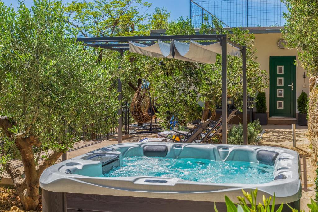 Outside Jacuzzi Photo Gallery