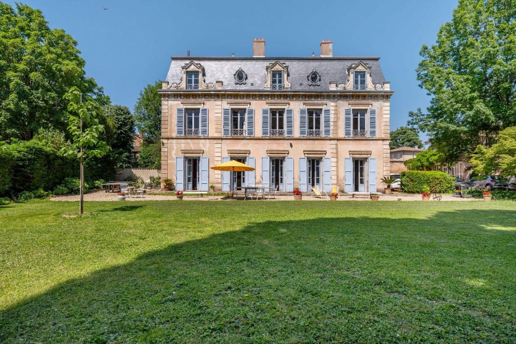 Le Parc - Estate with swimming pool in a park, Saint-Cyr-au-Mont-dʼOr ...