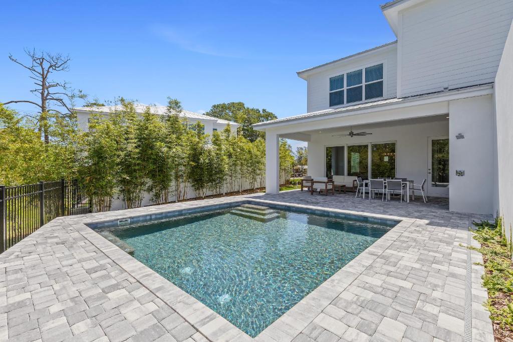 New Custom Built Home - Private Pool, Boat Dock, Walk to Flagler, New ...