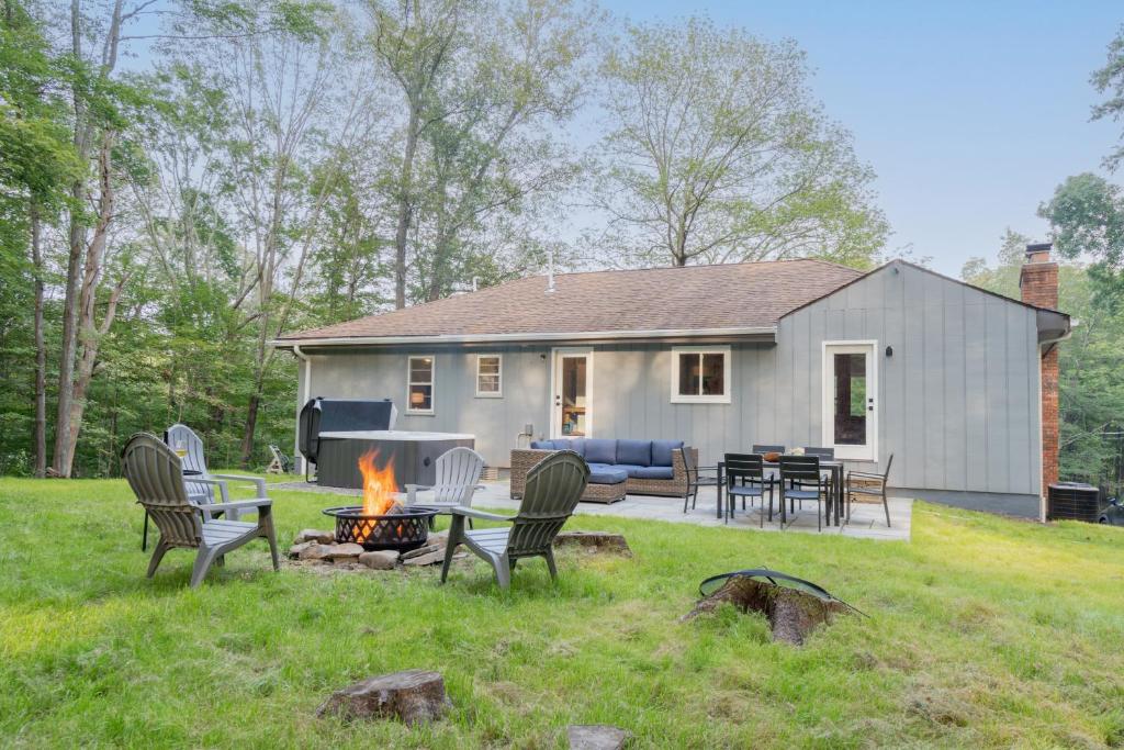 Modern Rustic Escape w/Hot Tub - High Falls Lodge, Saugerties (updated ...