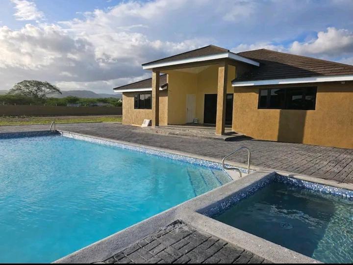 Charming refuge at Colbeck Manor, Old Harbour (updated prices 2024)