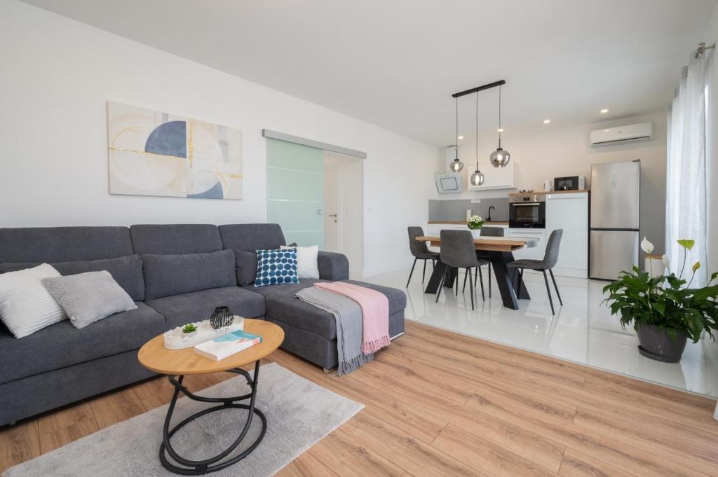 Apartment Gracin - Brand new with terrace and seaview, Trogir (updated ...