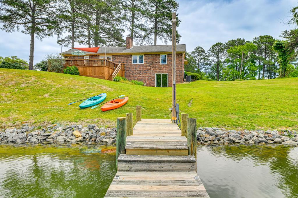 Riverfront Virginia Home - Dock, Fire Pit and Kayaks, Weems ...