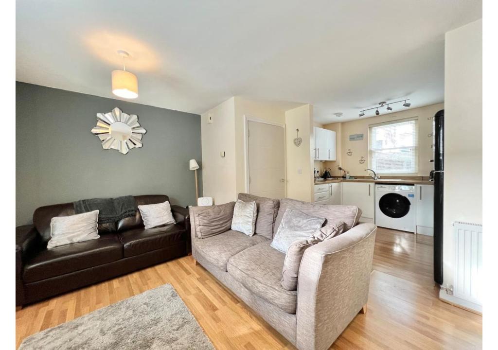 1 Captain's Rest Modern 2 bedroom Brixham harbour flat, Brixham ...