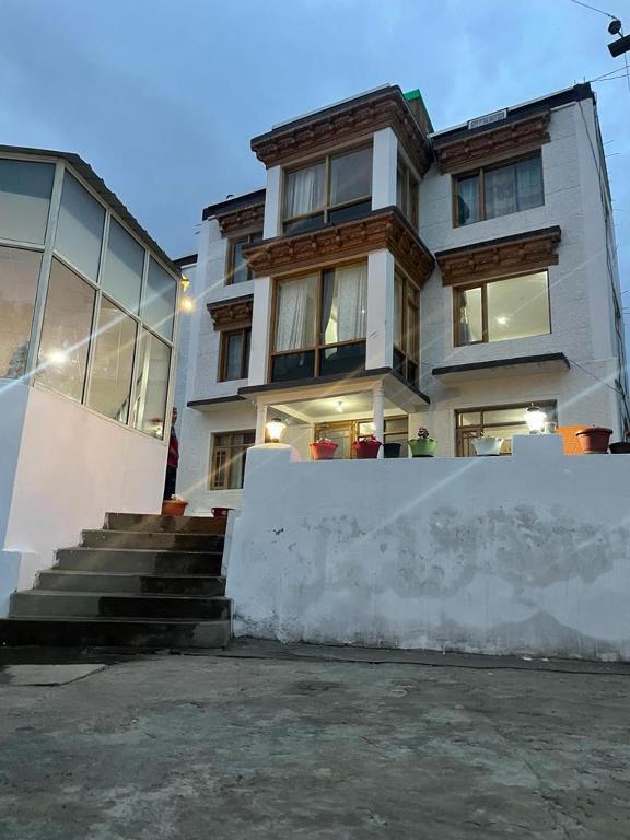 Basera Inn, Leh (precios actualizados 2025)