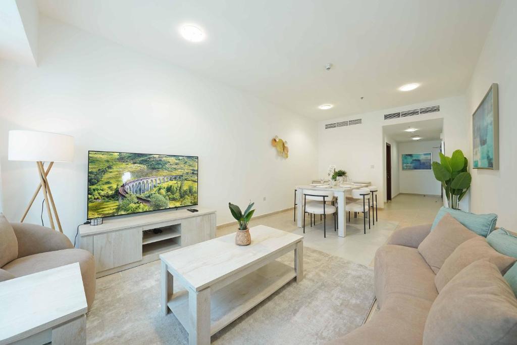 Lux 2BD apartment, Steps to the Beach in the Heart of Dubai Marina ...