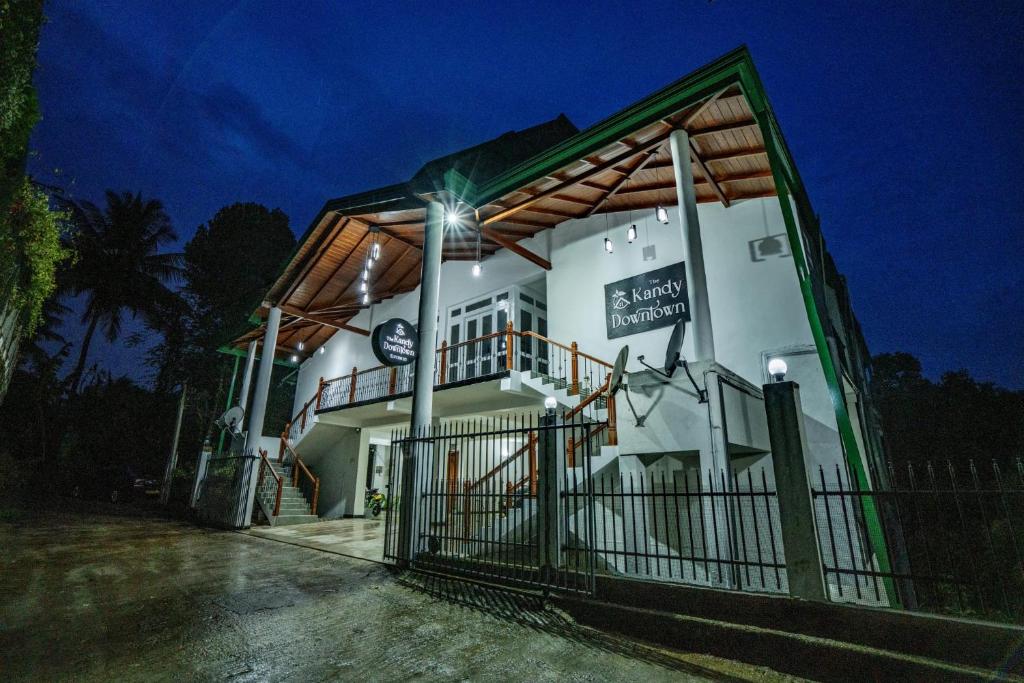 The KANDY DOWNTOWN Maroon House, Katugastota (updated prices 2026)