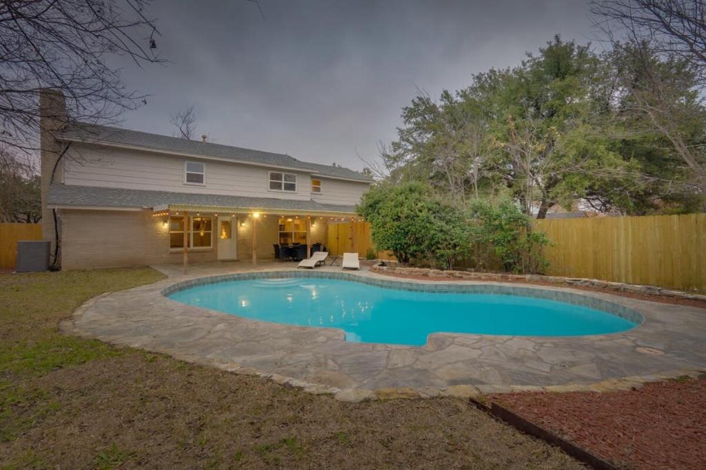 Heart of Dallas - Mansion with Backyard Pool Oasis, Dallas (updated ...