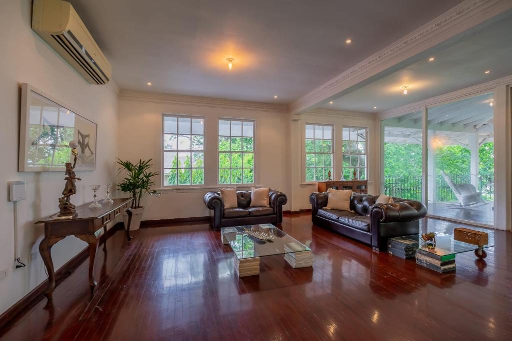 Phenomenal 3BR House with balcony in Ancon, Panamá (precios ...