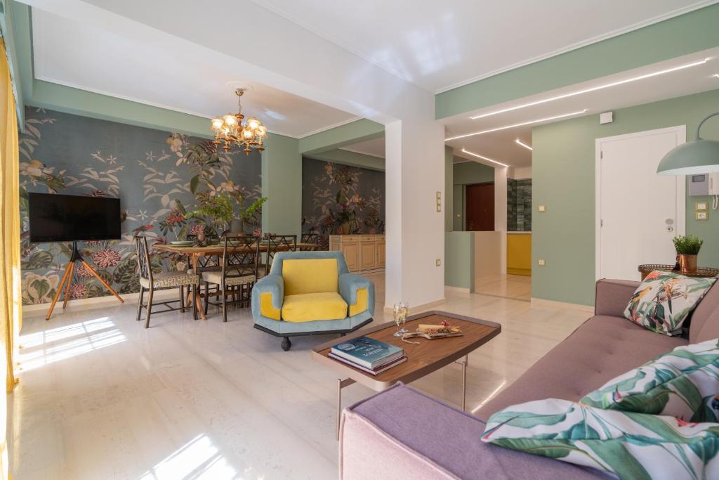 Elegant Escape 2BR BA Sunny Apt, Athens (updated prices 2025)