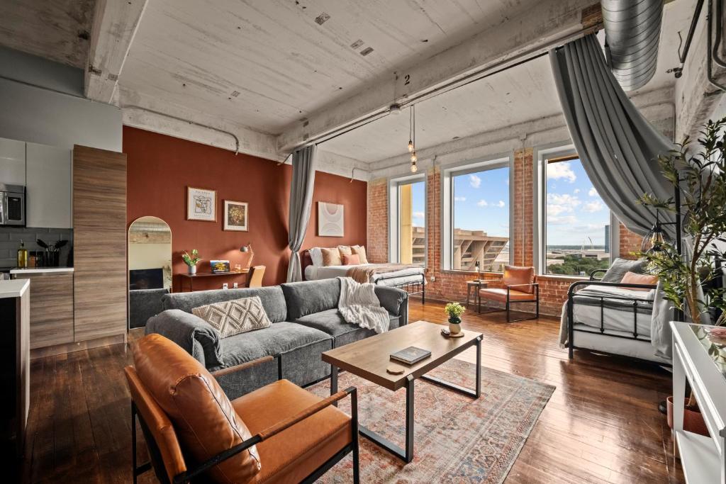 Bright and Modern Downtown Loft with Skyline Views, Free Valet, Gym ...