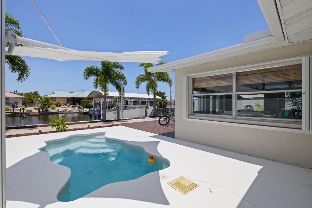 Waterfront Bungalow with Pool and Bikes in Matlacha, Matlacha ...