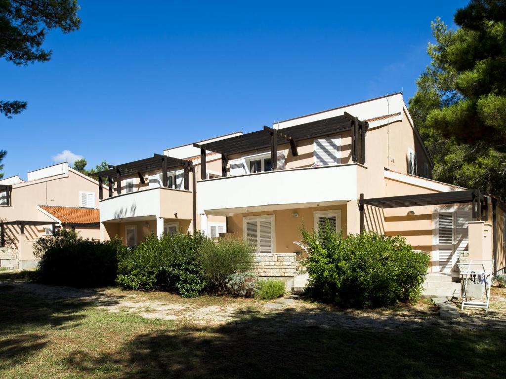 Apartments 4 in Zaton Holiday Resort, with large pool area-ex TUI, Nin ...