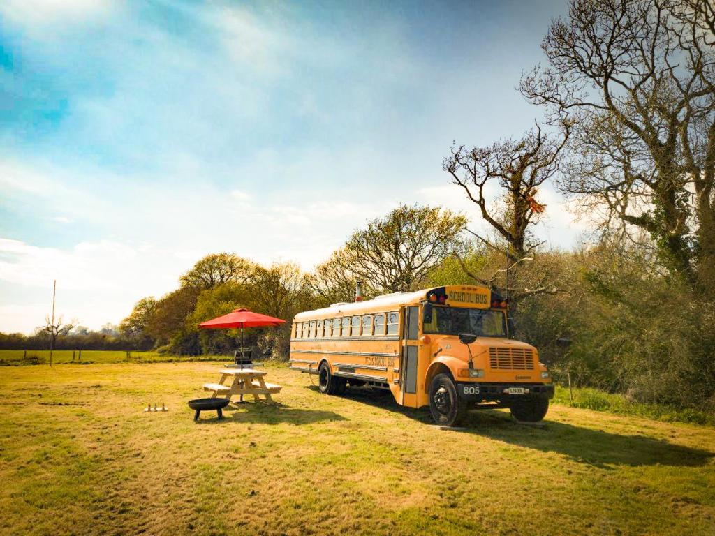 American School Bus Glamping at Lee Meadows Farm, Lee (precios ...