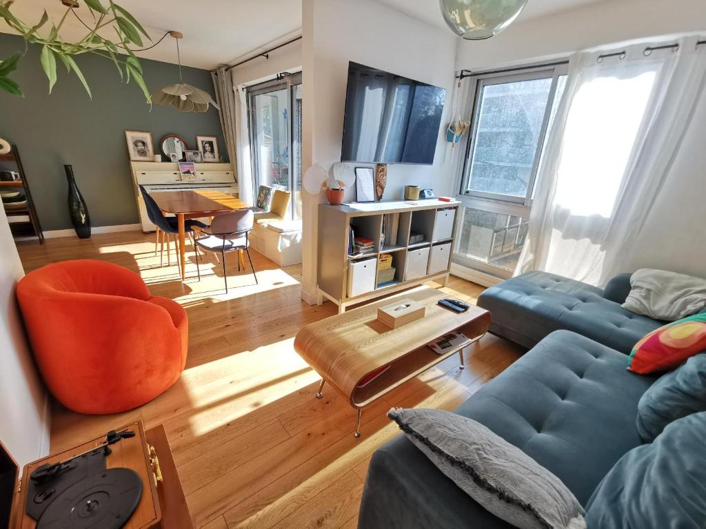 Paris Flat with 3 bedrooms 90 m2 balcony and parking, Subway Station ...