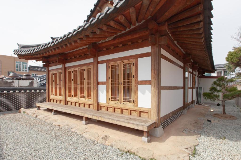 Cheong-yeon, the Korean traditional house Hanok in Jeonju Hanok Village ...