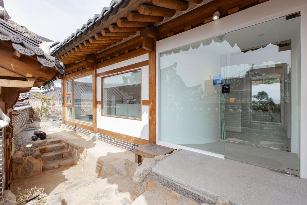 Cheong-yeon, the Korean traditional house Hanok in Jeonju Hanok Village ...