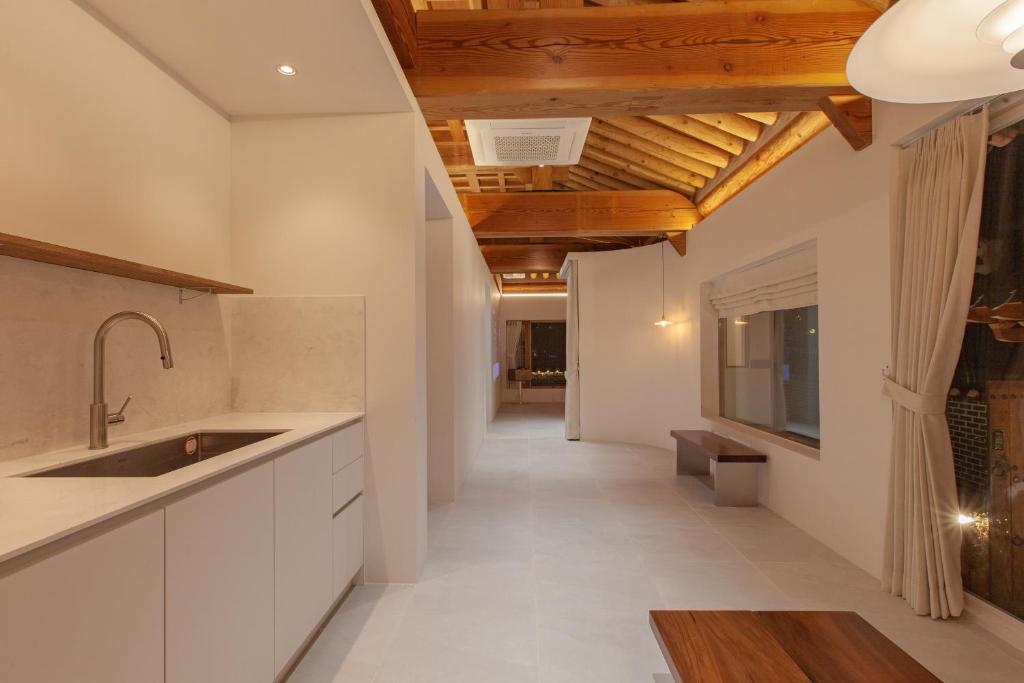 Cheong-yeon, the Korean traditional house Hanok in Jeonju Hanok Village ...